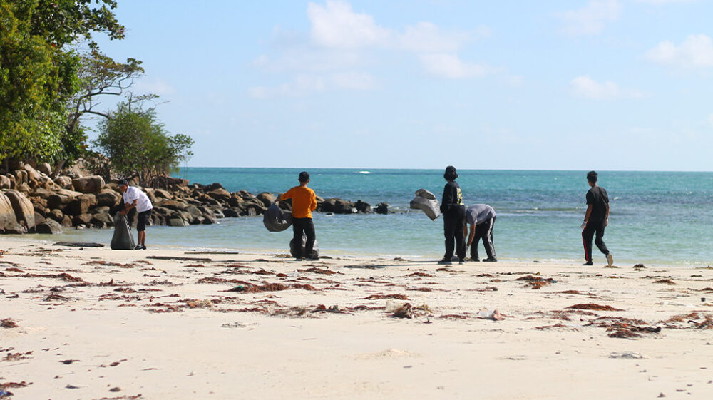 Nirwana Gardens Ramps Up CSR Efforts: Sunset Beach Clean-Up